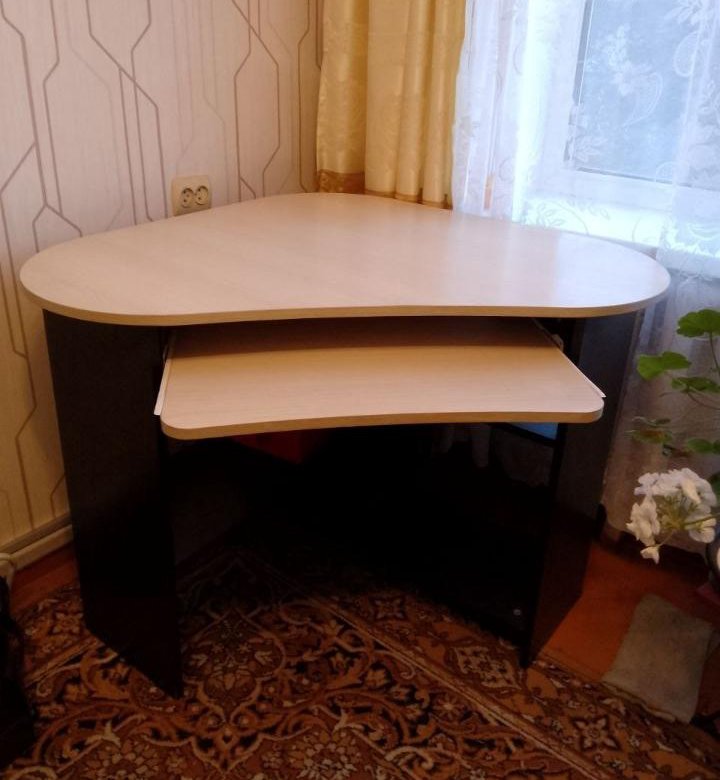 Стол компьютерный – купить в Южно-Сахалинске, цена 4 500 руб., дата ...
