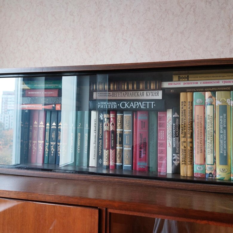 Полка книжная со стеклом без книг – купить в Москве, бесплатно, дата ...