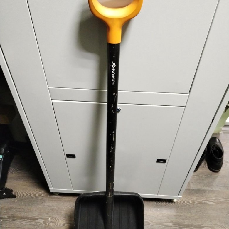 Лопата для чистки снега"FISKARS" – купить в Москве, цена 250 руб., дата ...